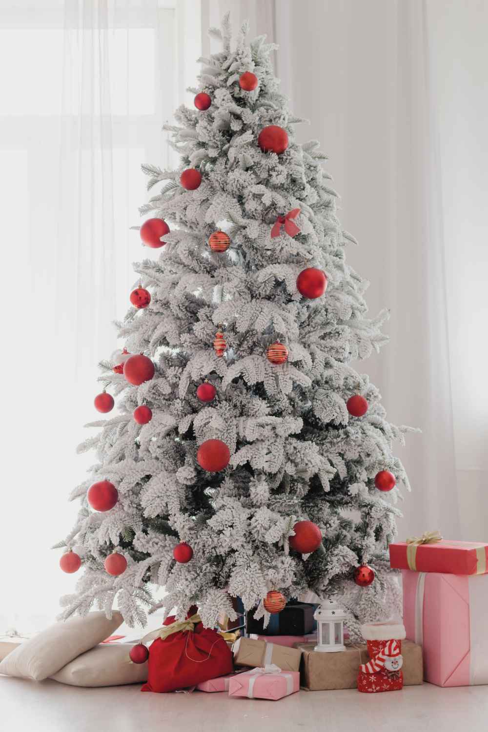 Red Decorated Christmas Tree: Embracing Elegance and Festive ...